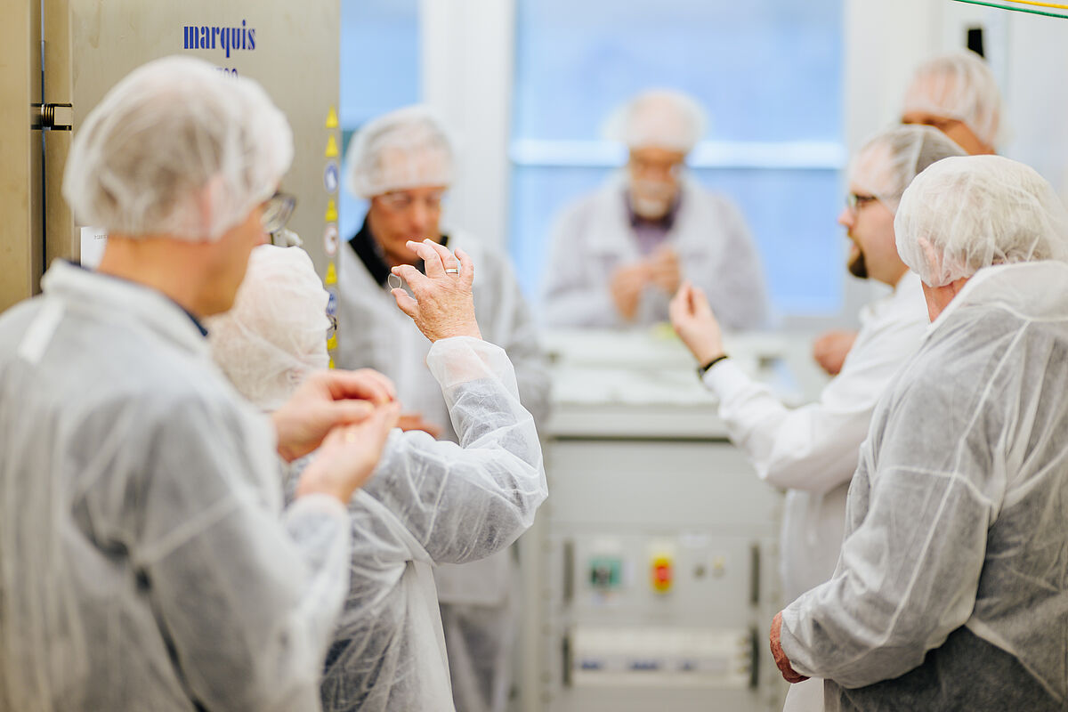 Insights into laboratories | Many visitors on World Quantum Day ...